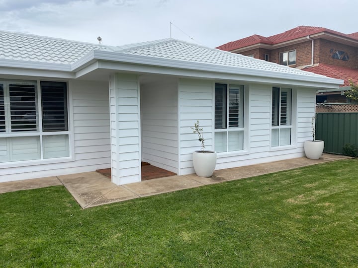 Beach Getaway Home- 4 Bedroom - Aldinga