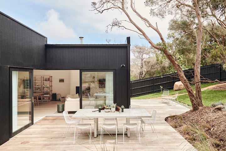 Stylish Coastal Retreat Near Beach & Hot Springs - Sorrento