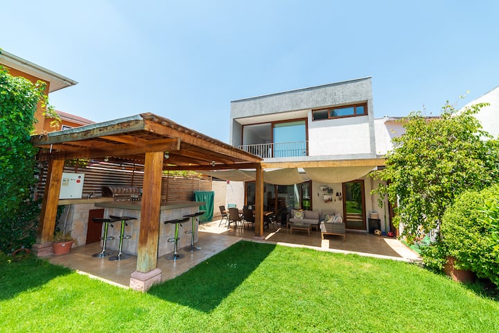 Fantástica Casa Con Amplios Espacios Y Gran Patio - Las Condes