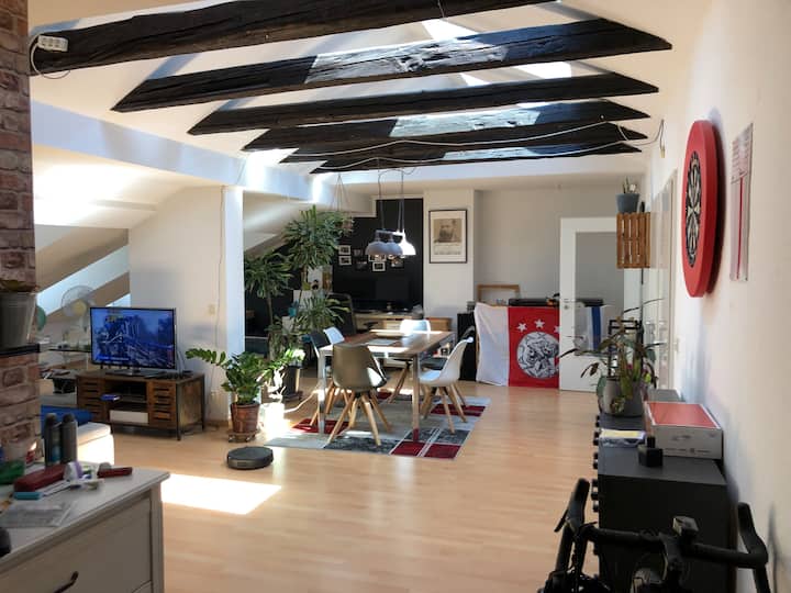 Helle Und Große Dachgeschoss Wohnung - Leipzig