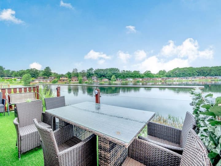 Serenity Lakeside Lodge Luxury Rustic Lodge - Carnforth