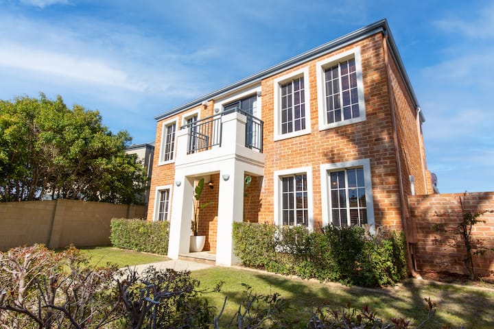 Peaceful Coastal 2 Story 3br Holiday Home - Perth
