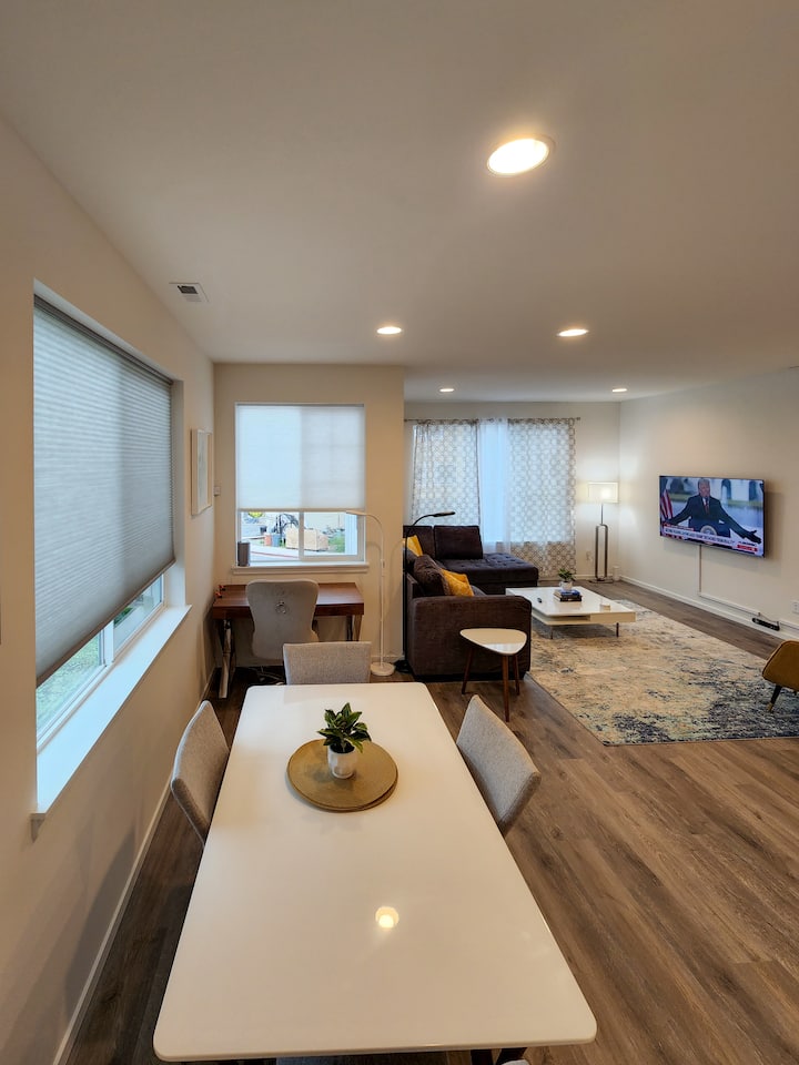 Upscale Silverdale Townhouse W/ Workspace - Silverdale, WA