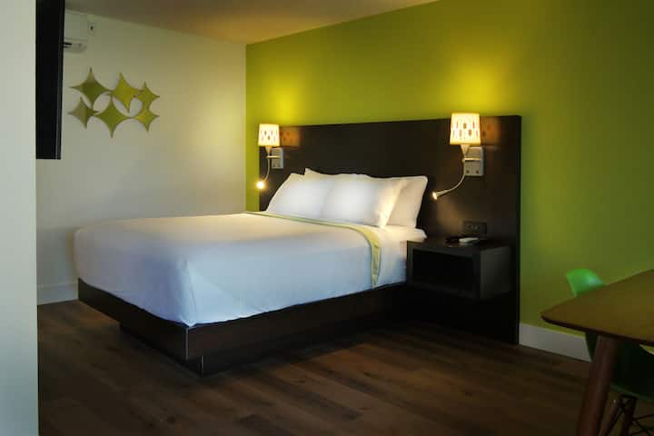 Foothills Motel - Retro-modern Oasis - Queen - Auburn, CA