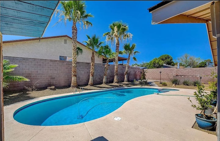 Boulder Pool House, Free Wi-fi, Sleeps 8 - Boulder City, NV