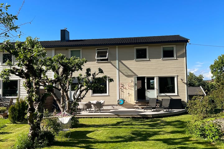 Stort Dobbelt-enderekkehus Med 4 Soverom Og Hage - Oslo