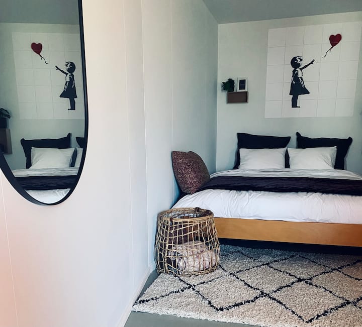 Bruges | Room With Billiard In The Historic Centre - ブルージュ