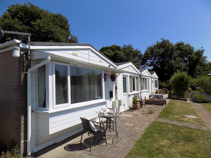 Adorable 2 Bedroom Holiday Home With Free Parking. - Totnes