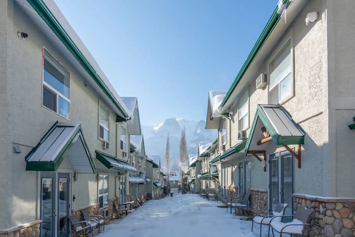 Back To Back Combined 2 Unit Townhouse/sleep 12-15 - Banff