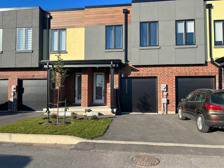 Nice 2 Bedroom Townhouse With Free Wi-fi /Parking - Welland