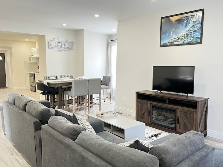 Renovated 3-bedroom 2-bathroom 5 Min To The Falls - Niagara Falls