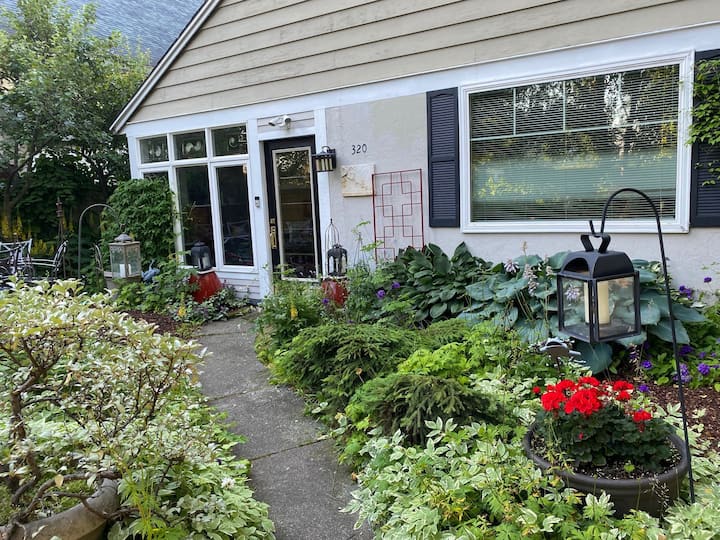 Downtown Classic Anchorage Cottage - Anchorage, AK