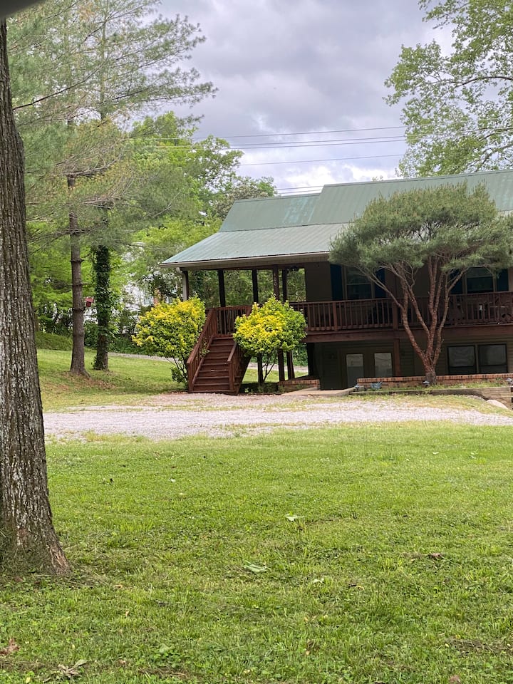 Charming Cabin With Surrounding Porch! - Columbia, TN