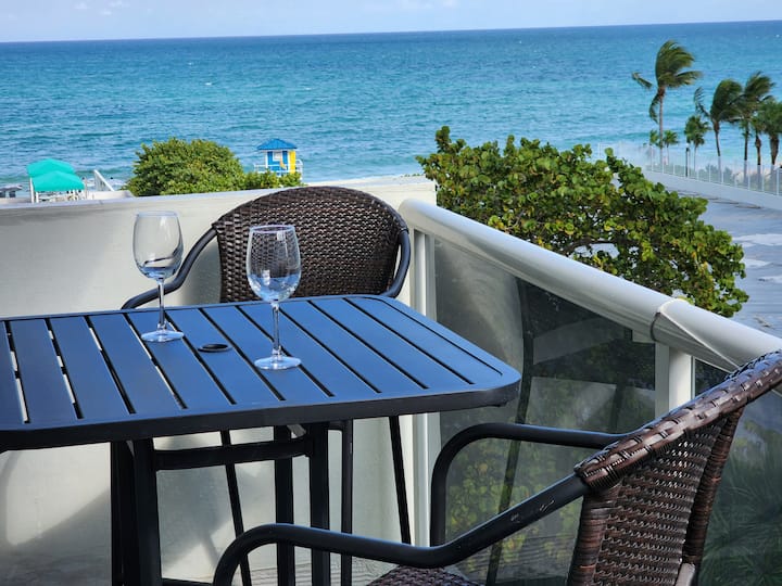 Lovely 2 Bedroom Ocean Views W/parking Wash/dryer! - Hollywood, FL