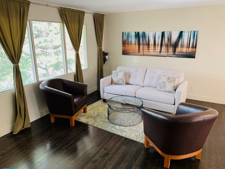 Walk To Fmc &Uofc Home With Free Parking - Calgary