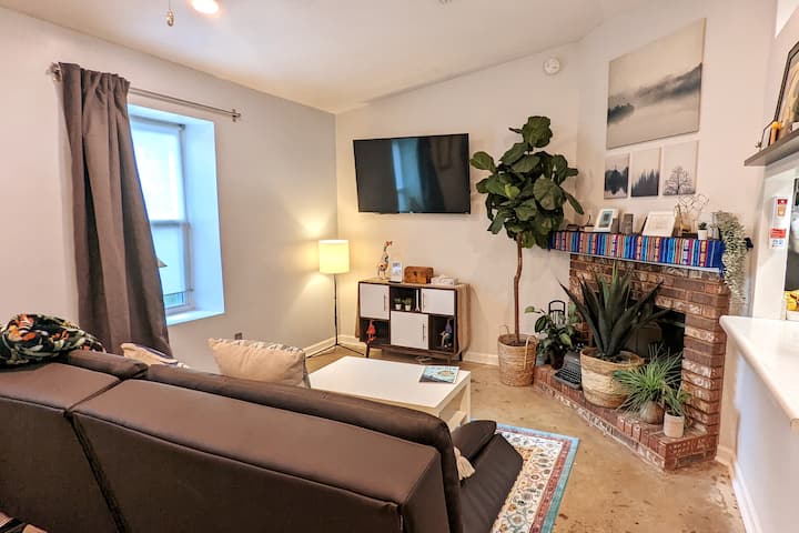 Spacious + Colorful 2/2, With Walls Of Art - Tallahassee, FL