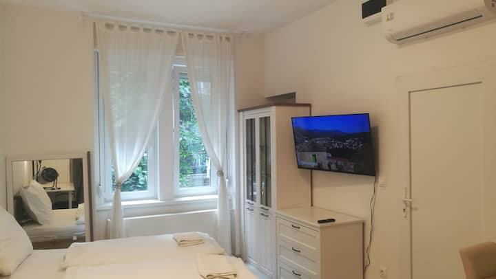 Beliz Apartment 2 In The City Center - Budapest