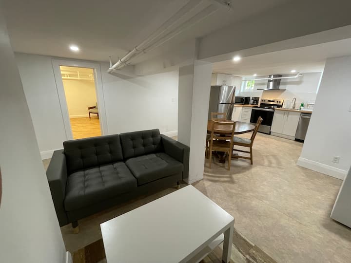 Spacious 2-bedroom Suite In Midtown - Toronto