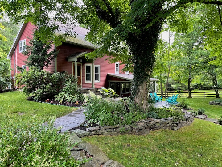 Cheerful Circa 1700 3 Bedroom Farmhouse - Hyde Park, NY