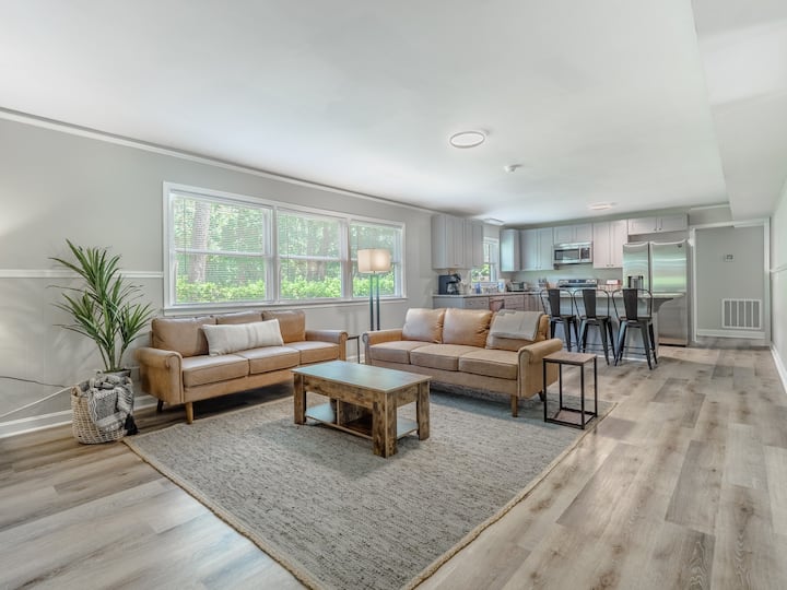Modern 1st Floor Home With Ping Pong & Pool Table - Wilmington, NC