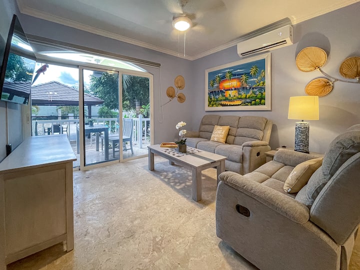 1 Min Walk Beach,bars,grocery - Punta Cana