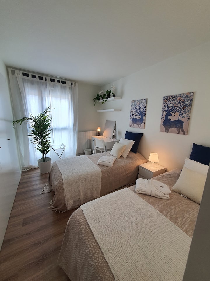 Stunning 4 Bedroom/2 Bathroom Apartment With Pool - Barcelona