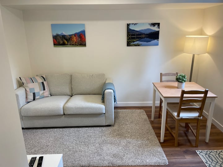 Private Bright One-bed Suite In Upper Lonsdale - North Vancouver