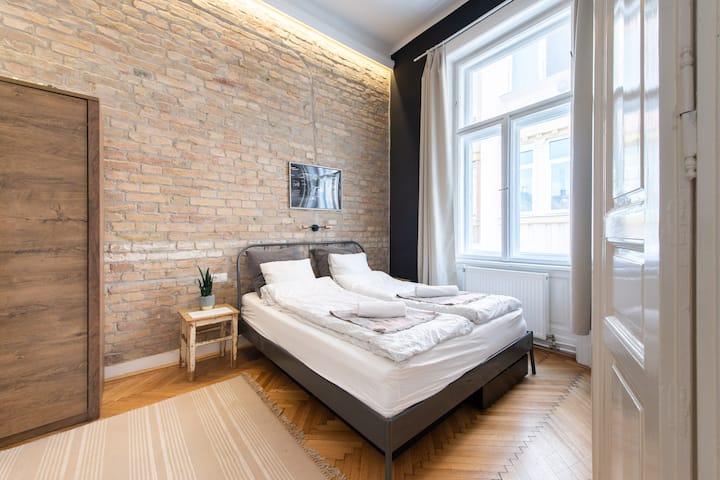 New ❤️ Bright & Airy Historic Center Apartment - Budapest