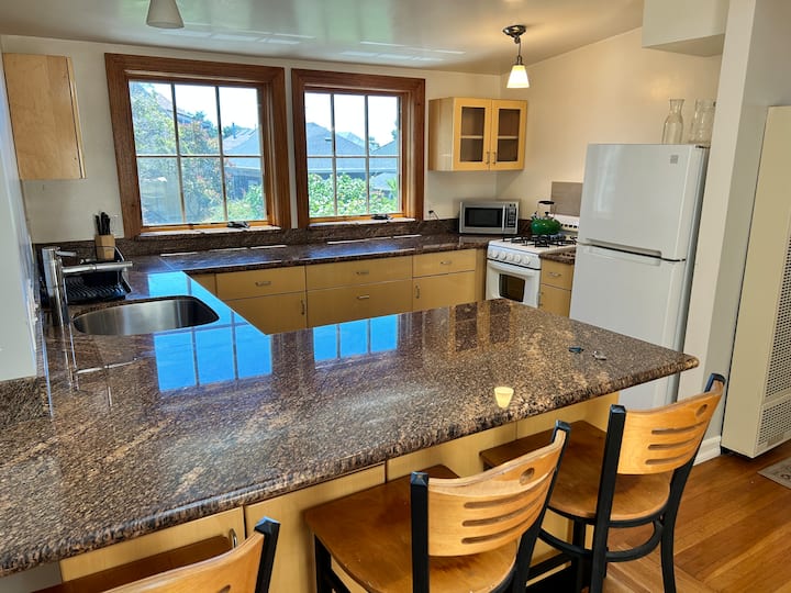 Sunlit 1-bed Upper Unit Apartment Near Berkeley - Oakland, CA