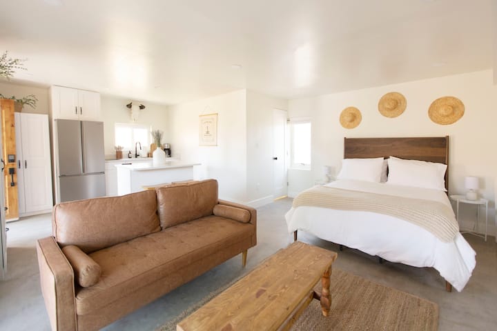 Juniper Guest House-vibrant Casita In Albuquerque - Albuquerque
