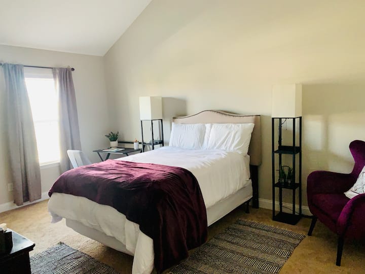 The Amethyst Room: Women-only Private Room! - Richmond Hill, GA