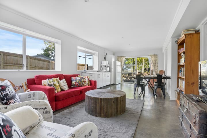 Bright 3-bedroom Unit With Parking And Kitchenette - Auckland