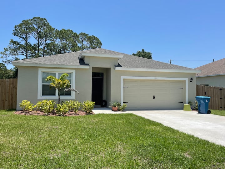 Nice 4/2 Bedroom Family Home With Fenced In Yard. - Palm Bay, FL