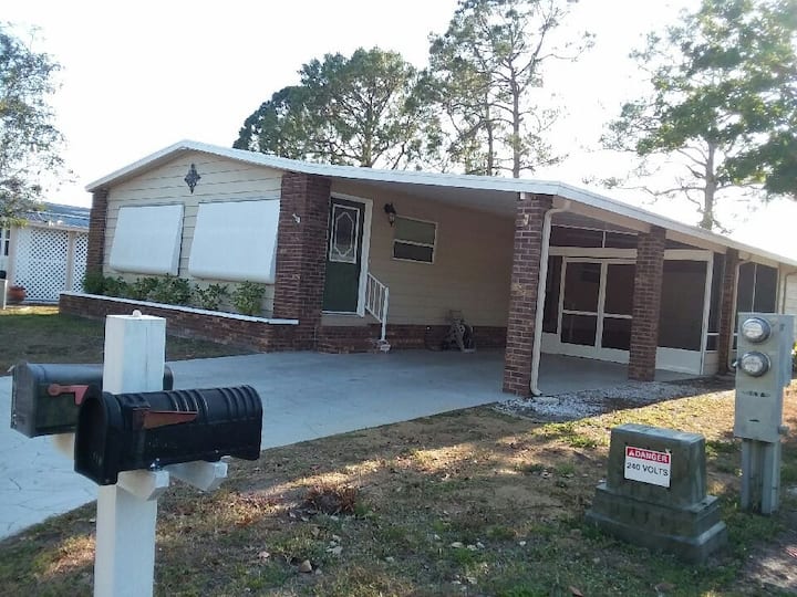 Cheerful 2-bedroom Home With Community Ammenities - North Fort Myers, FL