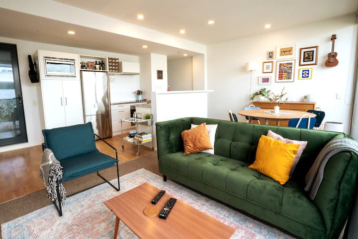 Eclectic City-fringe Townhouse With Rooftop Deck - Auckland