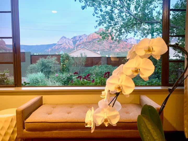 Charming, Updated 3/2 Uptown. Views. Private + Pup - Sedona, AZ