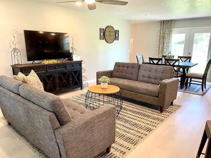 "Suite 16" Remodeled 3 Bedroom W/ Large Backyard! - Joplin, MO