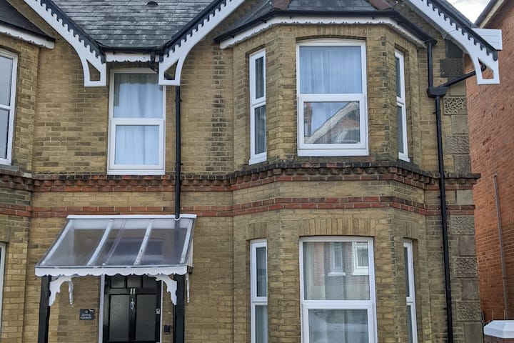 Spring Gardens, 4-bedroom Seaside Family Home - Sandown
