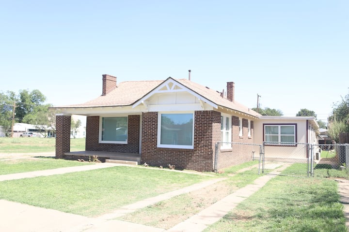 12 Beds Crew  Ritz-house W/ Smart Tv In Each Room - Midland, TX