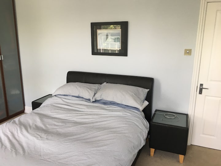 Spacious Double & Shared Use Of Stunning Bathroom - Kingston upon Thames