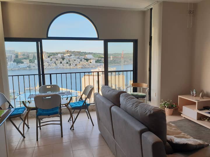 Cosy 2 Bedroom Apartment 
 With Sea View & Air-con - Malta