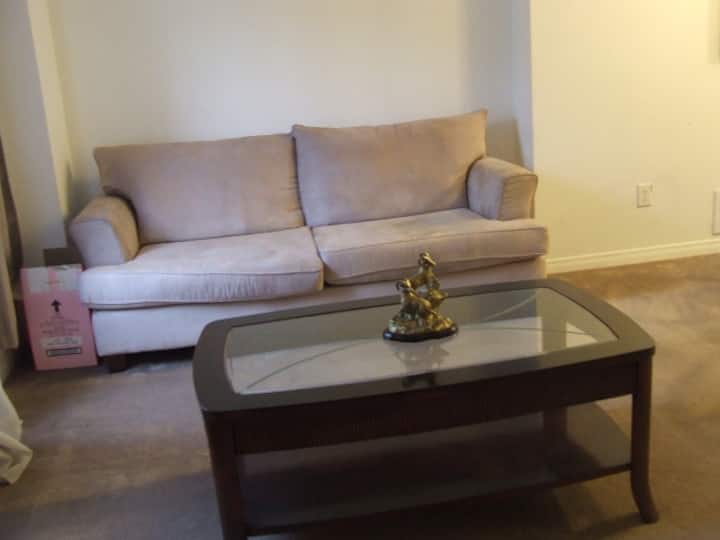 Cheerful Bedroom In Townhouse. Room # 2 - Ottawa