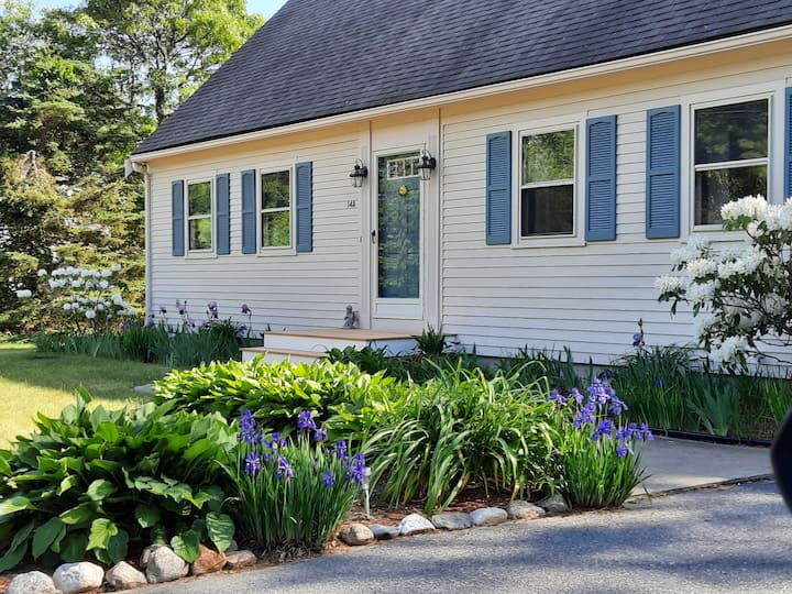 Cheerfull Capecod 4 Bedroom Home With Free Parking - South Yarmouth, MA