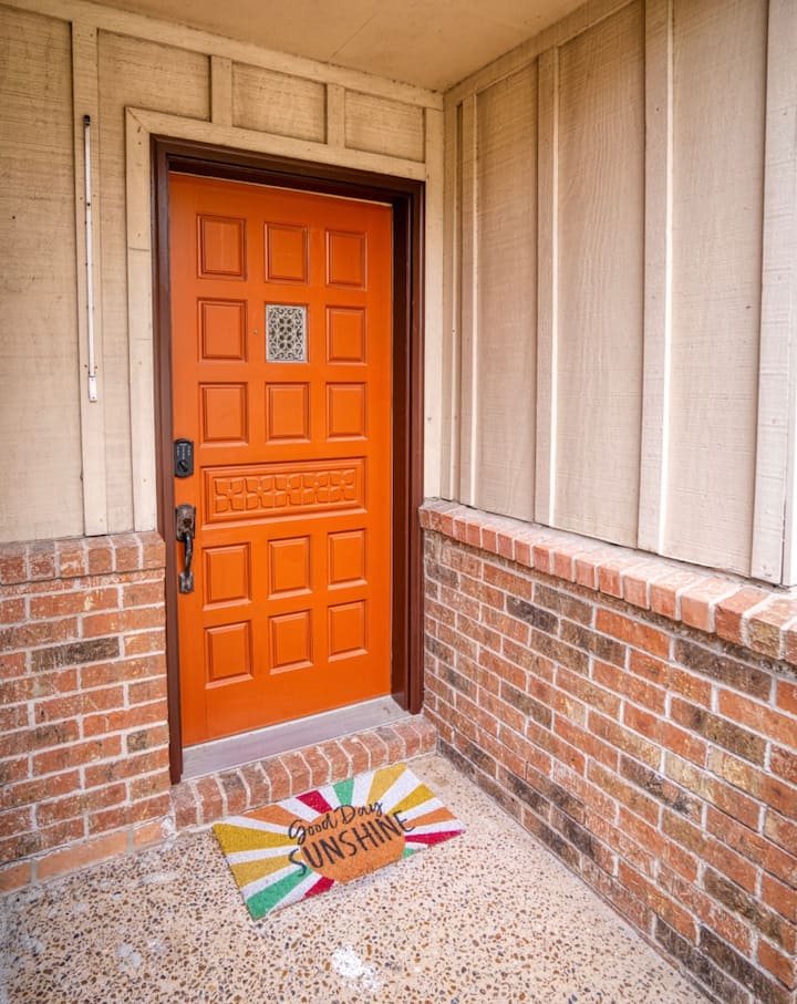 Casa Antigua- A Cozy Townhome With Garage Parking - Brownsville, TX