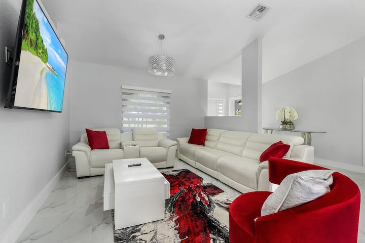 Welcome To The Modern Cape Escape With Heated Pool - Florida