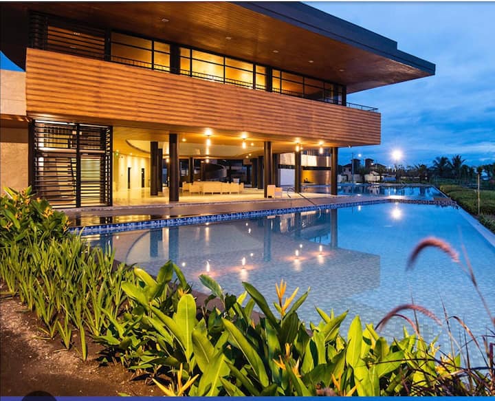 Seafront Oncall - Private Beach House With Jacuzzi - Laiya