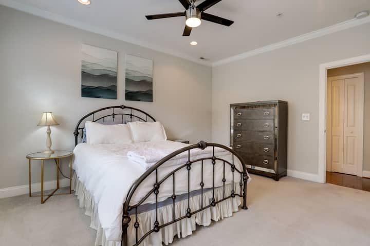 Large Rfk Townhome Sleeps 14 With Parking Pad - Largo, MD