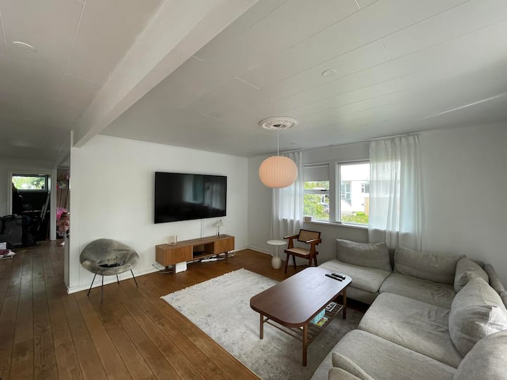 Large 4 Bedroom Villa In A Great Private Location - Reykjavík