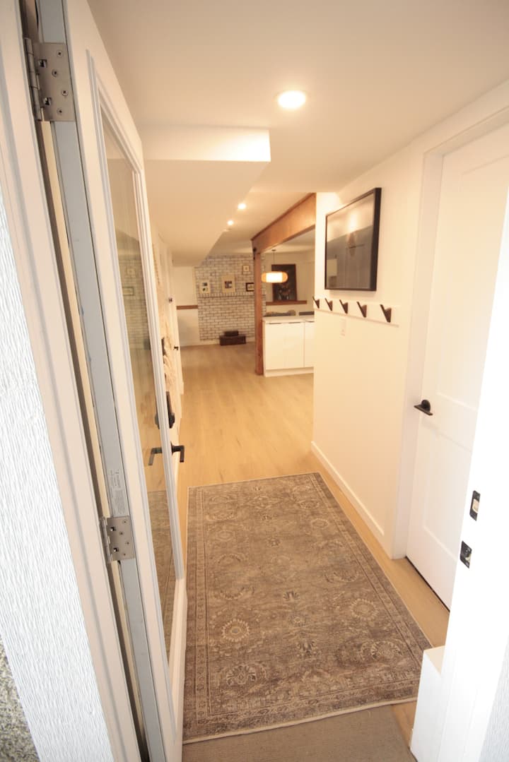 Spacious Modern Suite In Downtown Comox - 考特尼