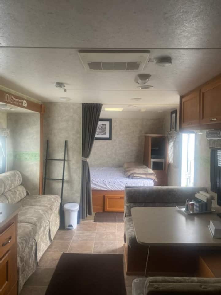 Delightful 1 Bedroom Queen Bed Camper Two People - Cheyenne, WY